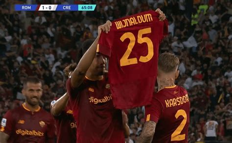 Chris Smalling Showed Gini Wijnaldums Jersey To The Camera After