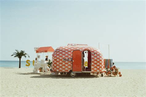 강원도 건축 경치 관광 대한민국 디자인 따뜻한 기후 레저 레크리에이션 레트로 트레일러 맑은 하늘 모래 모험 목적지 미니멀리스트 바다 밝은 색