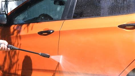 여름에는 외부 의 세차장에서 가압 된 물로 수동 세차합니다 물에 대한 스톡 사진 및 기타 이미지 물 상업용 항공기