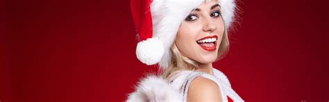 Wallpaper Happy Christmas Girl Hat Red Background 5120x2880 Uhd 5k