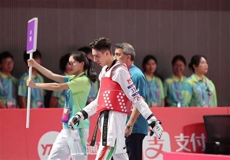 مدال طلایی که از دست حاجی موسایی به زمین افتاد فیلم و تصاویر