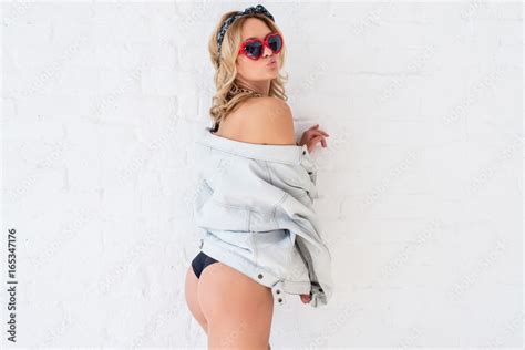 Foto De Sexy Blonde With Perfect Ass Showing Her Buttocks Looking And