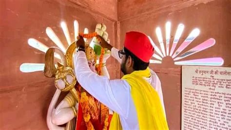 चुनाव जो न कराए मुख्तार अंसारी के भतीजे सपा कैंडिडेट सुहैब ने मंदिर में जाकर की बजरंग बली की