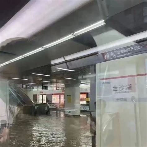 一地铁站内涌入大量积水！专家回应原因地铁站积水站台新浪新闻