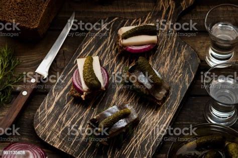 베이컨과 어두운 배경에 보드카를 간식으로 청 어와 미니 샌드위치 0명에 대한 스톡 사진 및 기타 이미지 0명 개념 건강하지 못한 생활방식 Istock