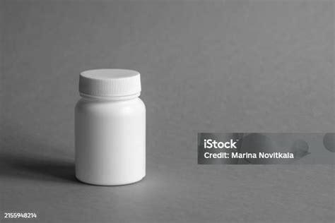 회색 배경에 모자가 있는 흰색 플라스틱 의료 용기 모형 빈 약병 약국 사업 및 치료 개념 공간을 복사합니다 클로즈업 0명에 대한 스톡 사진 및 기타 이미지 Istock