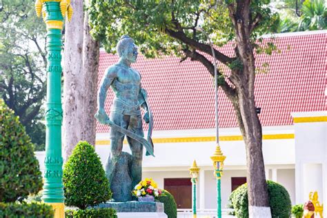 បន្ថែមពីនេះ នៅពេលខាងមុខ ក្រសួងនឹងបោះពុម្ព ជាផ្លូវការនូវសៀវភៅ ប្រវត្តិមេទ័ពទាំងអស់នេះ