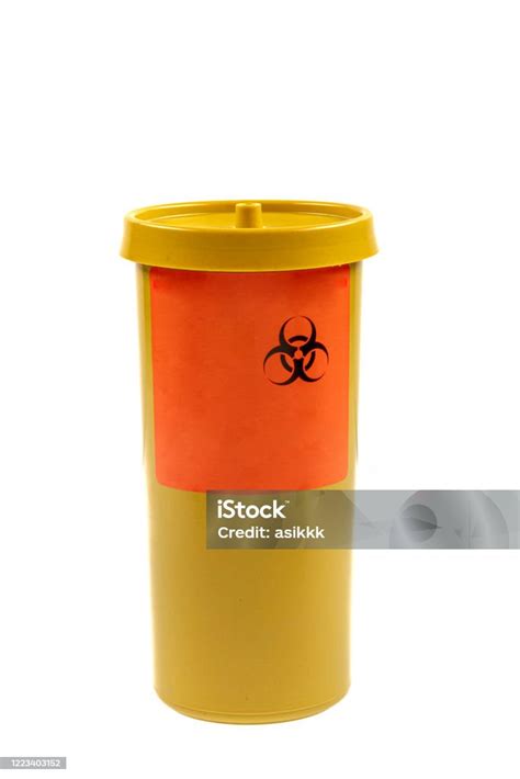 흰색 배경에 격리 된 사용 된 주사기로 채워진 빨간색과 노란색 의료 폐기물 용기 건강관리와 의술에 대한 스톡 사진 및 기타 이미지 건강관리와 의술 격리 경계 표지