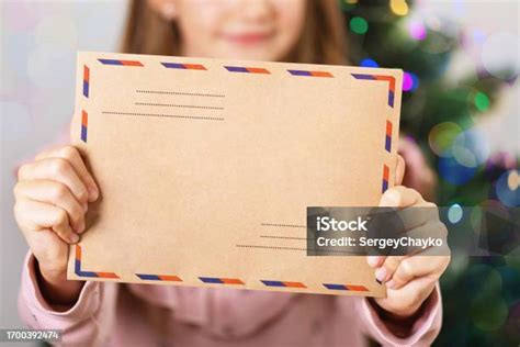 한 아이가 빈 우편봉투를 손에 들고 있고 산타클로스가 보낸 편지의 개념 디자이너를 위한 템플릿 아이에 대한 스톡 사진 및 기타 이미지 Istock