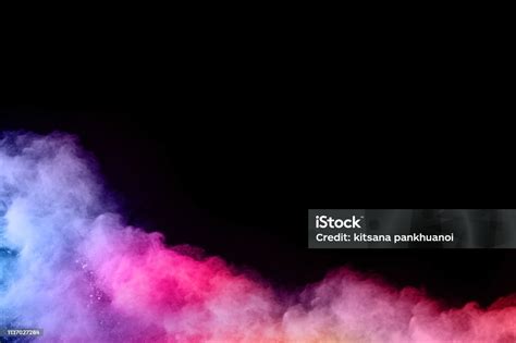 검은 배경에 추상 색깔의 먼지 폭발 추상 분말의 배경 컬러 파우더의 정지 운동 던지기 색상 분말 여러 가지 빛깔의 반짝이 텍스처