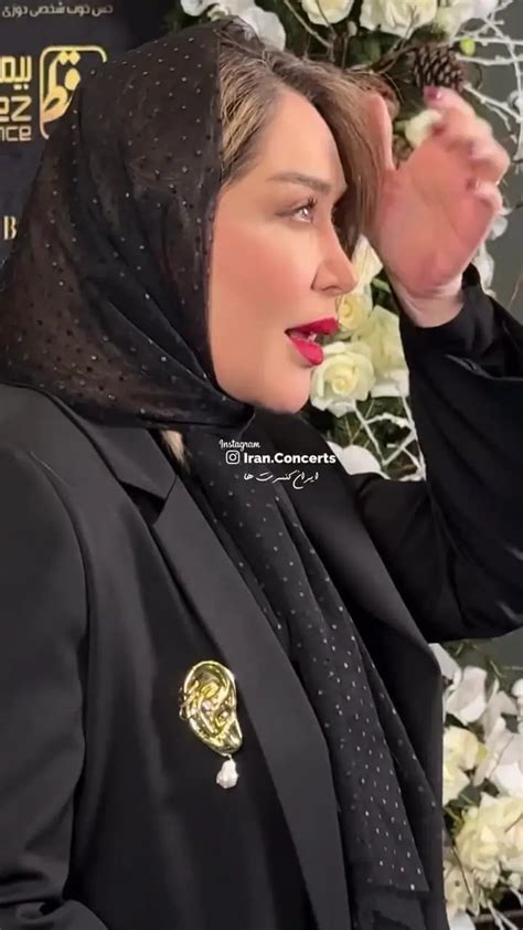 لحظه ورود سارا منجزی‌پور به یک مراسمِ خاص