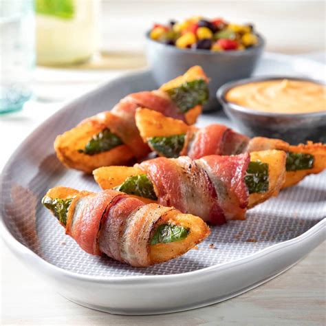 Papas A La Francesa En Cuña Envueltas En Tocino Caviar Vaquero Y Salsa