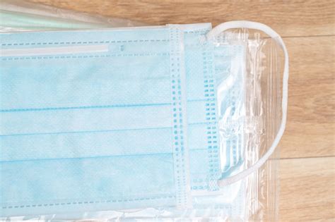 노벨 코로나바이러스 또는 우한 코로나 바이러스 및 인플루엔자에 대한 흰색 배경에 보호 얼굴 마스크 및 살균제 젤 디스펜서 방부제 위생 및 건강 관리 개념 2019년에 대한