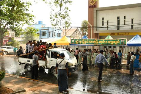ပျဉ်းမနားမြို့နယ်တွင် မဟာသင်္ကြန်အကြတ်နေ့၌ ရေကစားကြသူများဖြင့်စည်ကား