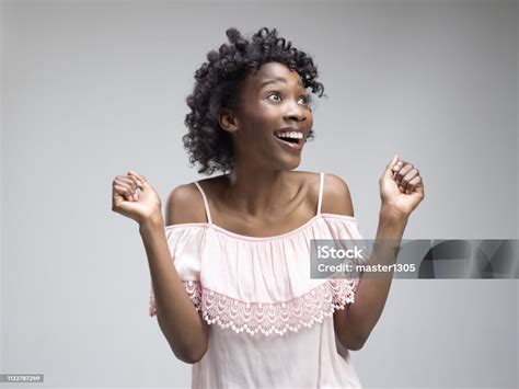 승리 성공 여자 행복 황홀 승자 인 것을 축 하 합니다 여성 아프리카 모델의 역동적인 에너지 이미지 응원함에 대한 스톡 사진 및 기타 이미지 Istock