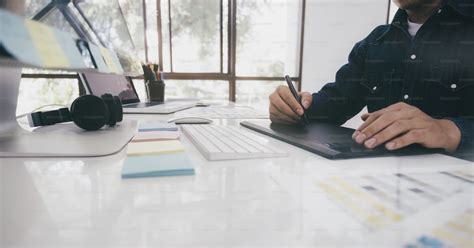 그래픽 디자이너 및 사진 작가 컴퓨터 및 중고 그래픽 태블릿에서 작업 사진 Unsplash의 테이블 이미지