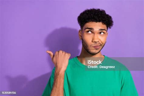 마음이 좋은 잘 생긴 남자의 사진은 보라색 배경에 고립된 손가락 빈 공간을 나타냅니다 18 19세에 대한 스톡 사진 및 기타 이미지 18 19세 T 셔츠 가리키기