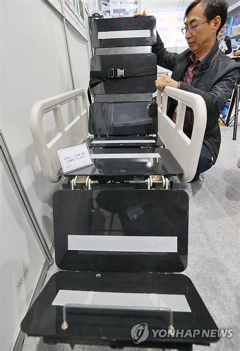 재활용 탄소섬유로 만든 이동형 휠체어 연합뉴스