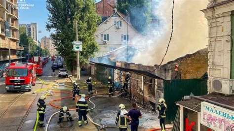 У центрі Києва масштабна пожежа дим видно з різних районів міста