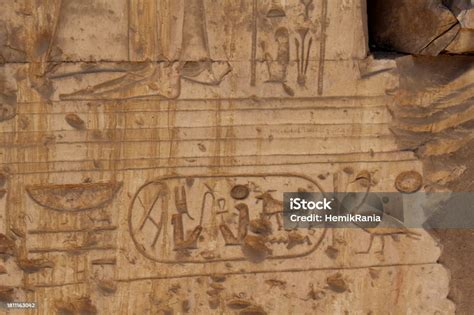 이집트 소하그에 있는 세티 1 사원의 벽과 기둥에 새겨진 비문 건축에 대한 스톡 사진 및 기타 이미지 Istock