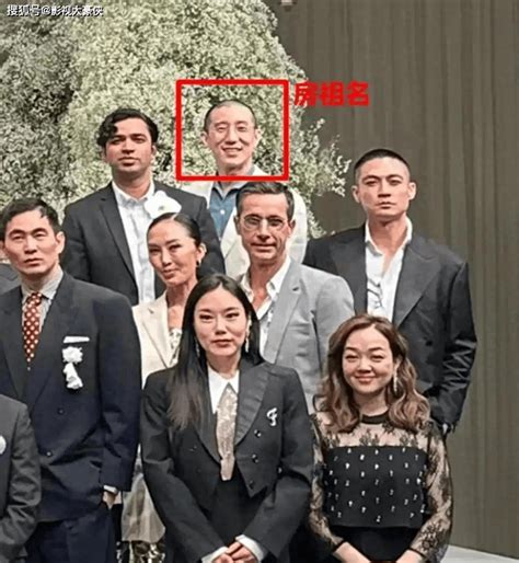 42岁房祖名现身婚礼！秃顶暴瘦模样沧桑，比71岁成龙还显老照片状态精神