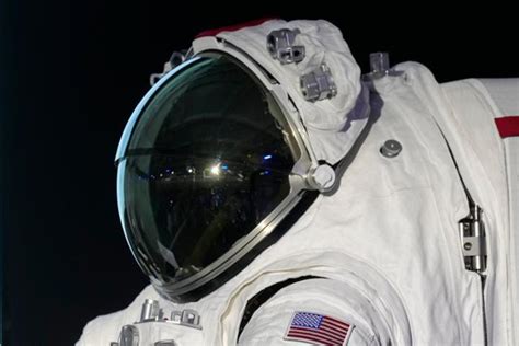 우주인은 프라다를 입는다 한국일보