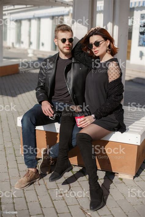 젊은 남자와 여자는 봄 도시의 거리에 함께 시간을 보내고 아이를 희망 하는 사랑의 부부 2명에 대한 스톡 사진 및 기타 이미지 2명 가족 거리 Istock