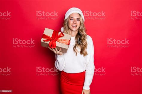 빨간 배경 위에 선물 상자와 산타 클로스 모자에 행복한 흥분 젊은 여자 12월에 대한 스톡 사진 및 기타 이미지 12월 겨울 귀여운 Istock