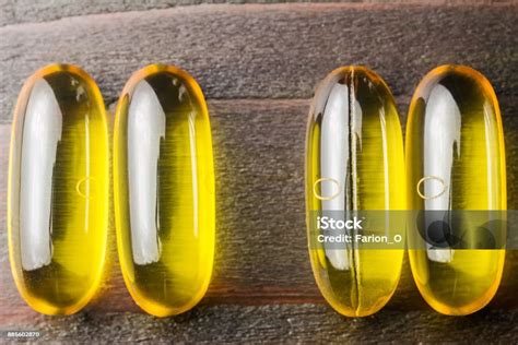 노란색 캡슐 오메가 3 지방산 어두운 나무 테이블 매크로 이미지 상단 보기에 생선 기름 0명에 대한 스톡 사진 및 기타 이미지