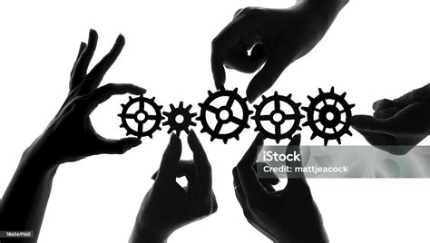 Bar에서는 실루엣만 비치는 손을 쥠 미캐니컬 Cogs 및 기어 팀워크 및 협력을 컨셉입니다 기어 기계 부분에 대한 스톡 벡터