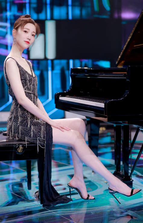 张纯烨身着修身礼服脚踩锋利细高跟 2odkiaim5r 名腿网 Celebrity Legs Celebleg