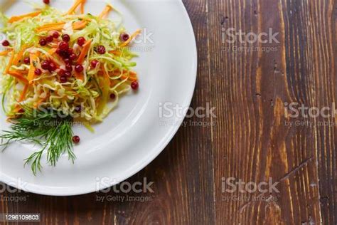 흰 접시에 잘게 썬 흰 양배추 당근 딸기로 만든 신선한 양배추 샐러드 최고 보기 나무 배경 선택적 초점 0명에 대한 스톡 사진 및 기타 이미지 Istock