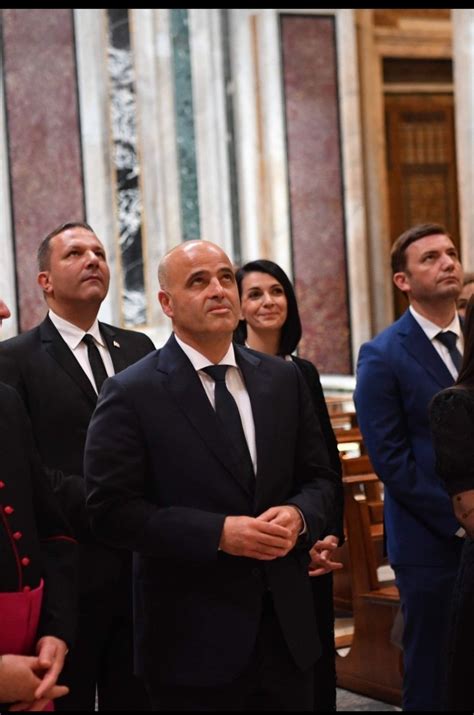 Мaрга On Twitter Еј глејте паѓаат QУрови од небо Tp1rlwlfqa Twitter