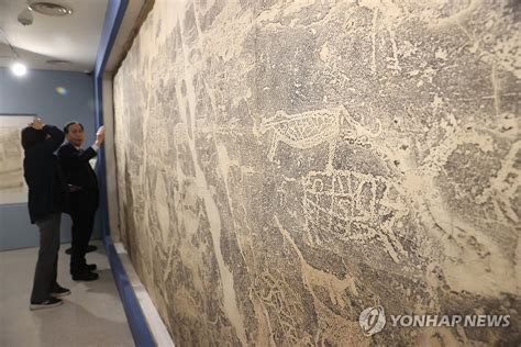 먹과 두드림으로 기억한 고래사냥반구대 암각화 탁본 공개