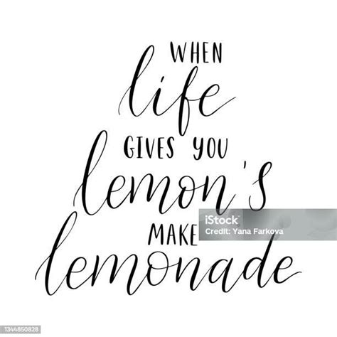 레몬과 인용 은 흰색 배경에 고립 인생이 당신에게 레몬을 만들 때 레모네이드 손으로 그린 타이포그래피 포스터 감귤류 과일에 대한 스톡 벡터 아트 및 기타 이미지 Istock