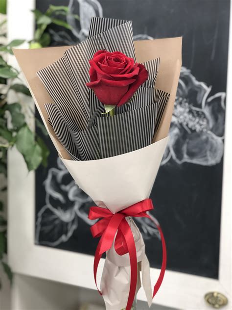 Роза в упаковке | How to wrap flowers, Flower arrangements diy, Flower ...