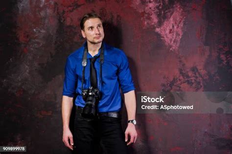 스튜디오 초상화 카메라와 세련 된 전문 사진 작가 남자의 블루 셔츠와 넥타이에 착용 남자에 대한 스톡 사진 및 기타 이미지 남자 남자들만 넥타이 Istock