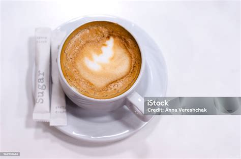 접시와 설탕 모든 목적에 대 한 훌륭한 디자인의 2 개의 향 낭에 커피 한잔 에스프레소 커피입니다 커피 배경입니다 커피 컵 절연입니다 커피 근접 촬영입니다 화이트 컵 0명에