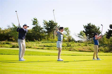 햇볕이 잘 드는 골프 코스에서 티샷을 연습하는 세 명의 젊은 동아시아 가족 스톡 사진 골프에 대한 스톡 사진 및 기타 이미지 골프 학습 20 29세 Istock