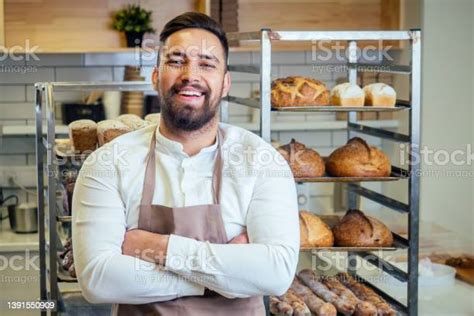 제조 중소 기업 소유자 개념에서 유니폼을 입은 잘 생긴 빵 굽는 사람 제빵사에 대한 스톡 사진 및 기타 이미지 제빵사 음식과 음료 산업 20 24세 Istock