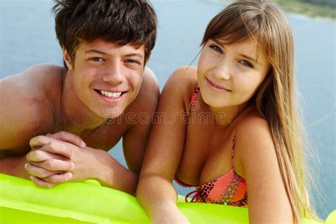 Prendre Un Bain De Soleil De Couples Image Stock Image Du Sourire Seaside