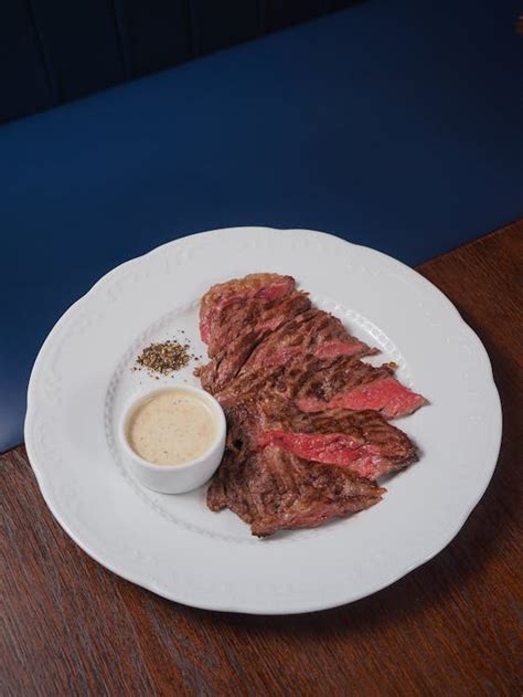 고기 고기 요리 고명 구운 스테이크 내부 설정 럭셔리 다이닝 레스토랑 요리 레스토랑 품질 맛있는 맛있는 식사 매혹적인 먹음직스러운 목조 테이블