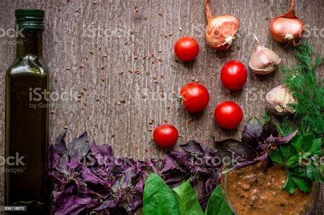 소스 만들기에 대 한 신선한 유기농 재료 시금치 토마토 콩나물 바 질 올리브 오일 소박한 배경 상단 보기에 Political Party에 대한 스톡 사진 및 기타 이미지