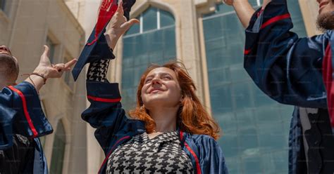 모자를 공중에 던지는 졸업생 그룹 사진 Unsplash의 축하하는 사람들 이미지