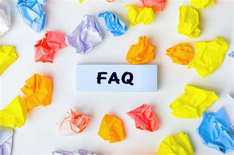 텍스트 Faq와 흰색 배경에 주위에 일부 화려한 구겨진 종이 공과 파란색 스티커 메모 주제에 대해 자주 묻는 질문과 답변 모음입니다 정물 질의응답에 대한 스톡 사진 및 기타