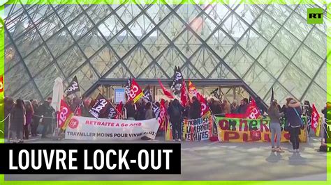 Louvre Workers Block Access To Museum In Strike Against Pension Reform