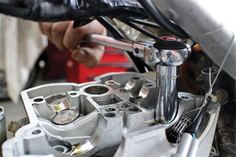 How To Change A Four Stroke S Piston Transmoto