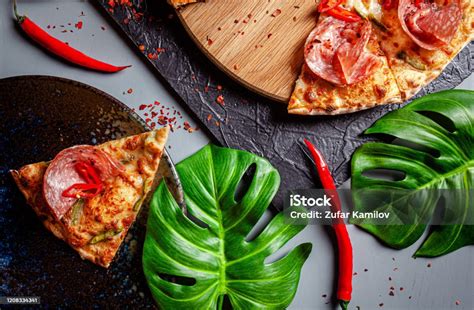 나폴리 멕시코 요리 살라미 소시지 고추 할라피뇨 절인 오이 토마토 필라티 소스를 곁들인 피자 배경 이미지 복사 공간 텍스트