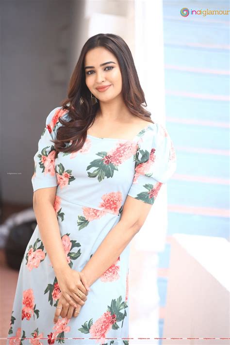 Pujita Ponnada Actress Photo Image Pics And Stills