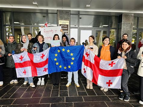 თელავის უნივერსიტეტის სტუდენტები რუსულ კანონს აპროტესტებენ ფოტორეპორტაჟი Knews Ge